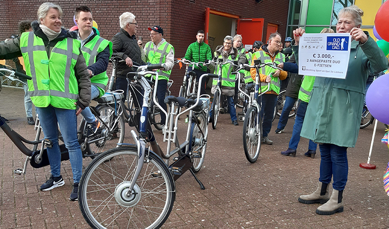 Schenking voor Sport- en Spelinstuif de Liemers bij start tandemseizoen ...