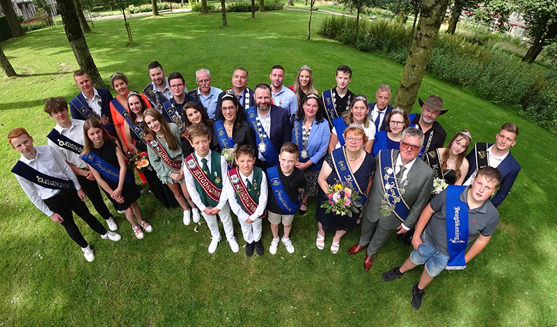 Statiefoto van alle nieuwe Didamse schutterskoningen en -koninginnen ...