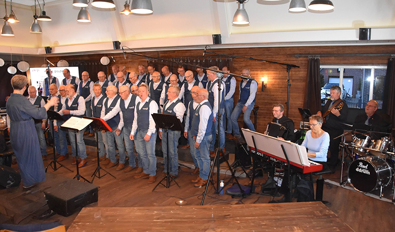 Mengelmoes al twintig jaar gezelligheidskoor voor Diemse zangers | De ...