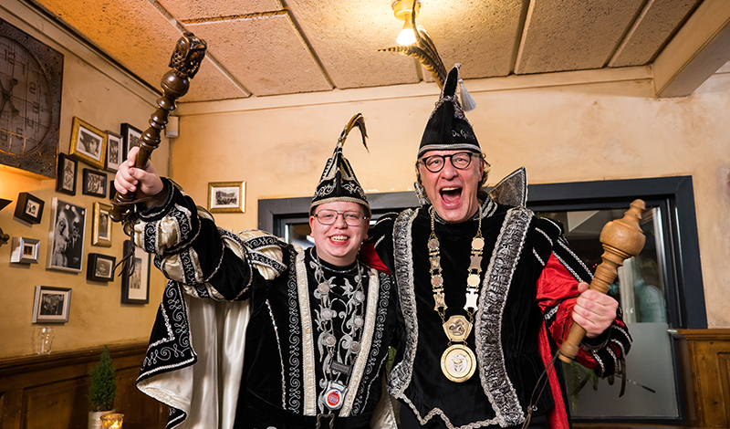 ‘Beschermengel’ Rino presenteert zichzelf als nieuwe prins van De ...